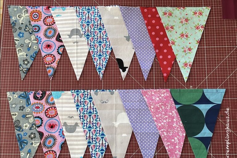 Zweiteilige Wimpelkette für ein Gartentor - Kremplinghaus